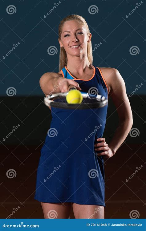 Donna Con La Racchetta Di Tennis E Le Sfere Di Tennis Fotografia Stock