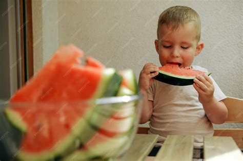 Niño Lindo Comiendo Sandía Jugosa Roja Foto Premium