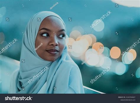 11945 African Hijab 库存照片、图片和摄影作品 Shutterstock