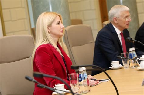 Siliņas Birojā Strādās Vairāki Bijušā Premjera Biroja Darbinieki Un Staķa Padomnieks