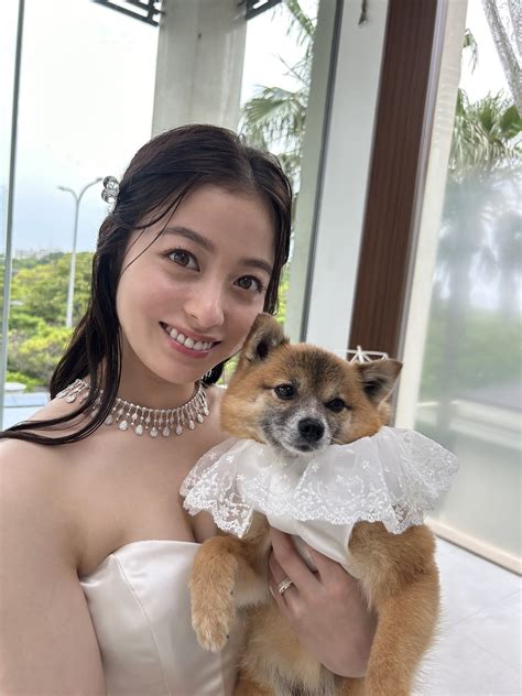 【画像】橋本環奈さん、お胸の谷間を丸出しにしてしまうw