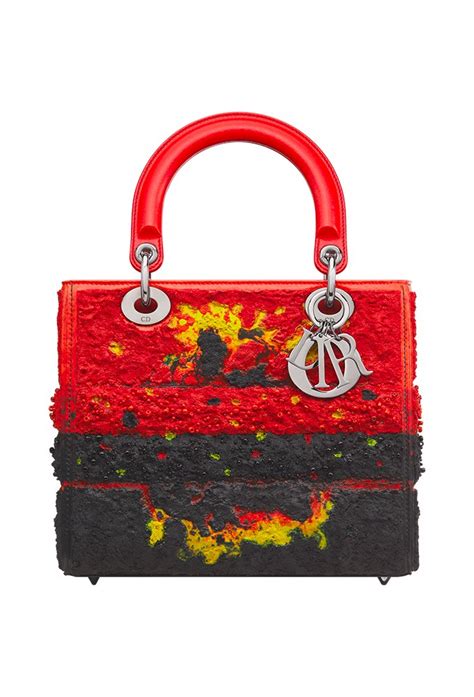 Quand Soudain Le Mythique Lady Dior Se Métamorphose En œuvre Dart