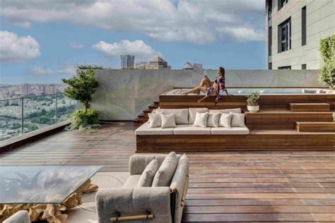 מרפסת הפנטהאוז עם בריכת זרמים