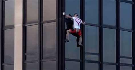 Los Impactantes Videos De Vértigo De Marcin Banot El Influencer Detenido Por Escalar Un