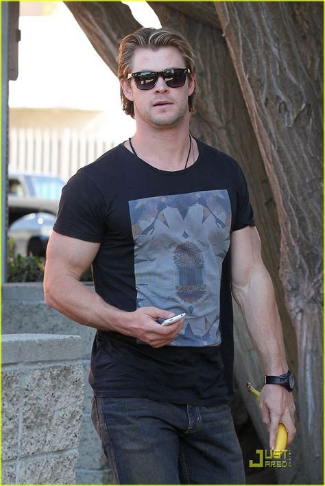 Chris Hemsworth Bulging Biceps Chris Hemsworth Photo 19135863 Fanpop