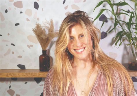 אחרי שעצרה את ההליך אלינה לוי החליטה להתגייר בעקבות המלחמה Tmi