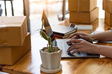 스타트업 의 직장에서 온라인 소포 배달 노트북 컴퓨터와 가정에서 중소기업 성공적인 중소기업 창업 프리랜서 작업을 시작 Performing Arts Event에 대한 스톡