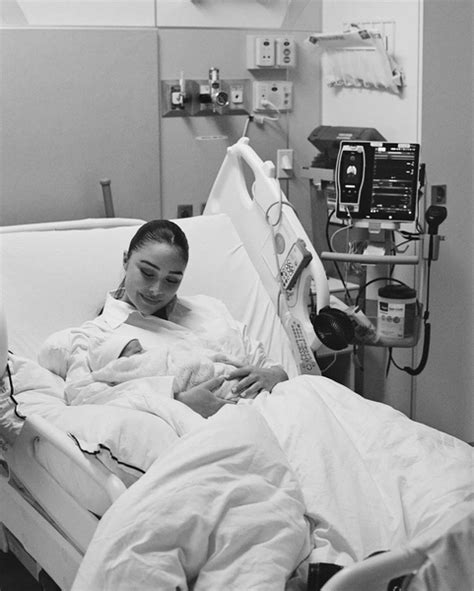 Мисс Вселенная 2012 Оливия Калпо впервые стала мамой Woman