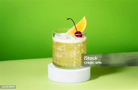 버번 레몬 주스 달걀 흰자위 얼음을 곁들인 위스키 사워 칵테일 밝은 녹색 배경에 유리 바위 0명에 대한 스톡 사진 및 기타 이미지 Istock