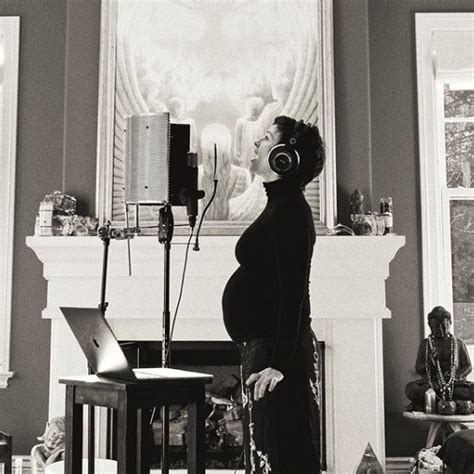 Alanis Morissette Announces Pregnancy With Adorable Pic