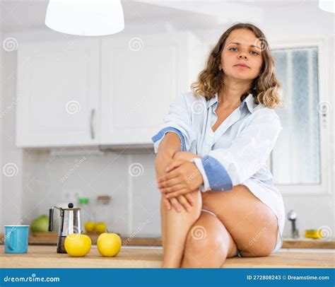 Encantadora Chica Sexy En Camisa Posando Sentada En La Mesa De La