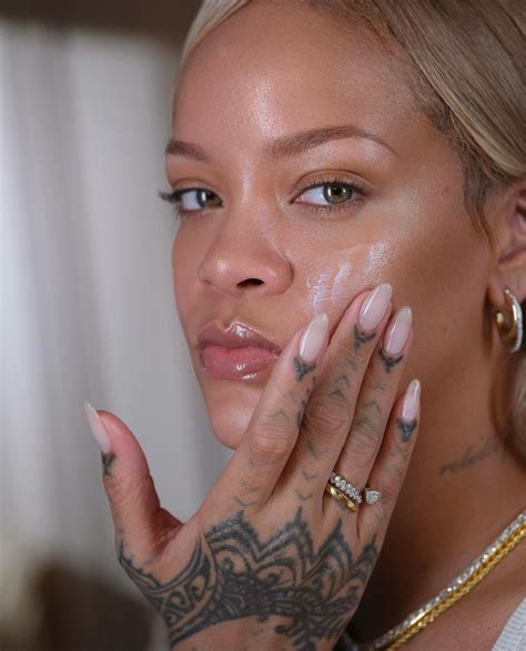 Rihanna Mahnit Me Fotografitë E Saj Pa Grim Telegrafi Telegrafi