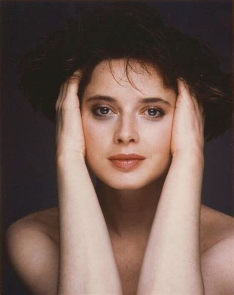 40 Stunning Portrait Photos Of Isabella Rossellini In The 1980s