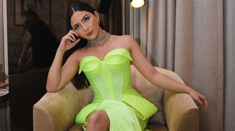 5 Potret Seksi Jessica Mila Pakai Gaun Hijau Di Premiere Film Perfect