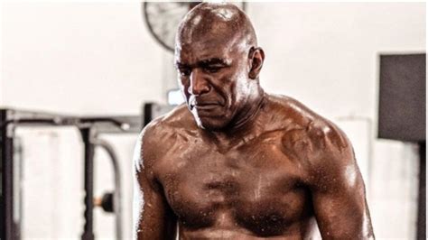 57 годишниот Ивандер Холифилд е во страшна форма ВИДЕО Ipon