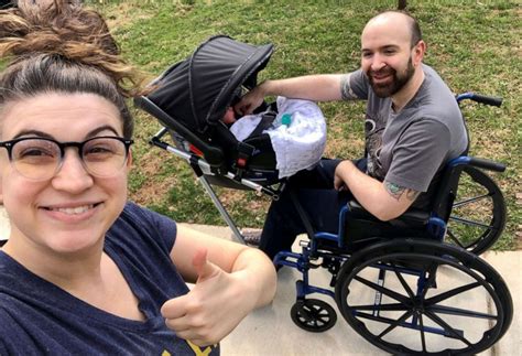 Jovens Engenheiros Adaptam Cadeira De Rodas Para Pai Passear Com Filho