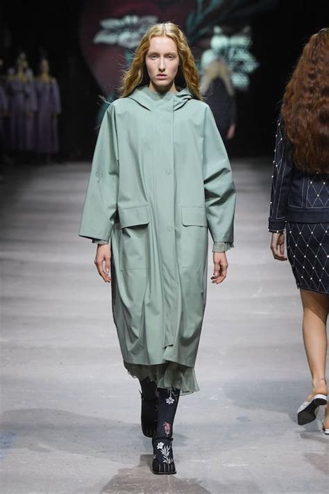 Як і з чим носити модну вітровку в цьому сезоні