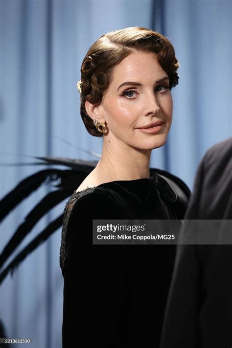 لباس عجیب و پَردار لانا دل‌ری در مراسم مت‌گالا