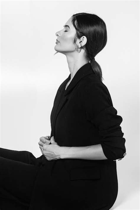 고상한 고요한 구성된 맞춤형 매우 복잡한 모델 미니멀리스트 복장 블랙 앤 화이트 수직 쐈어 수트 스타일 스튜디오 시원한 시크한 실내 심미적 인