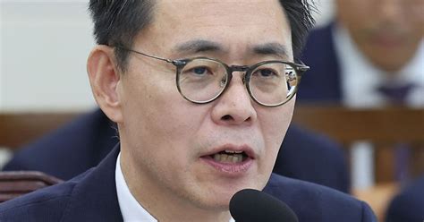 의원질의에 답하는 강민수 후보자