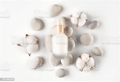 흰색 배경에 면꽃과 바다 자갈 천연 화장품 모형 병의 아름다운 스파 구성 맨 위 보기입니다 플랫 레이 스타일 공간을 복사합니다 꼭대기에 대한 스톡 사진 및 기타 이미지