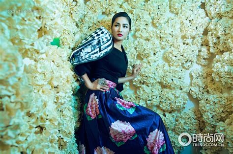 瞿颖霸气回归 新写真百花簇拥气场逼人图片trends美图图片素材 花瓣网