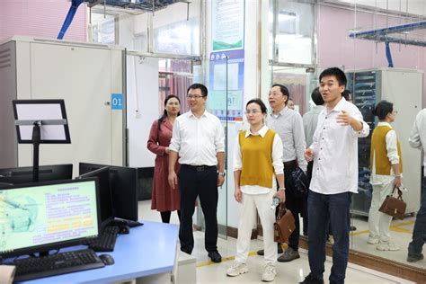 光大银行南昌分行广场南路支行行长汪丽君一行到海南科技职业大学调研