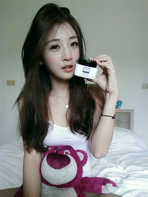 悠閒的下午，小編無聊在網上閒晃時忽然發現可愛的空姐 Erno Laszlo Taiwan