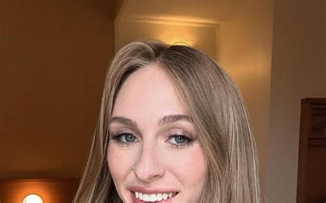 Angel Youngs En Un Selfie Natural Y Coqueto Colormusic