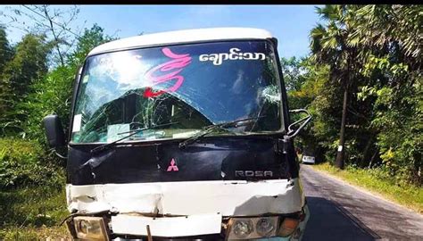 ပုသိမ်မြို့တွင် နာရေးကားကို ခရီးသည်တင်ကားဝင်တိုက်၊ အမျိုးသမီး ၂ ဦး ဒဏ်ရာရ