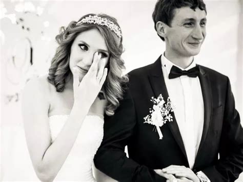 Grooms Father Reveals His Wedding Gift After The Brides Parents Make Fun Of Him For Working As