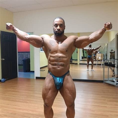 Brazilian Men And World Bodybuilders Dectric Lewisnão Tem Sunga Que Embainhe A Espada Deste