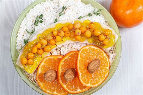 Dekoratives Kuchenstück Mit Kondensmilch Nüssen Und Orangenfrüchten