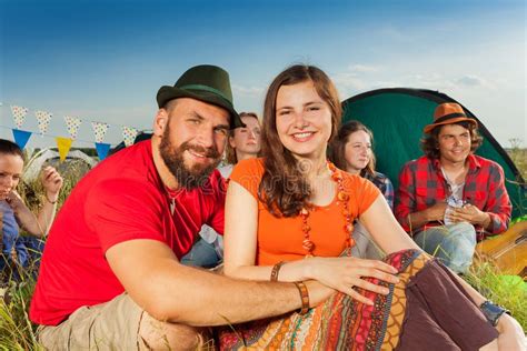 Glückliches Paar In Der Liebe Die Auf Gras Am Campingplatz Sitzt
