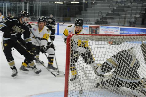 All Army Ice Hockey Team Hosts West Point Club Hockey Team In Scrimmage