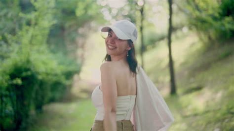 54 Ragazza Di Spalle Si Spoglia Stock Videos Footage And 4k Video Clips