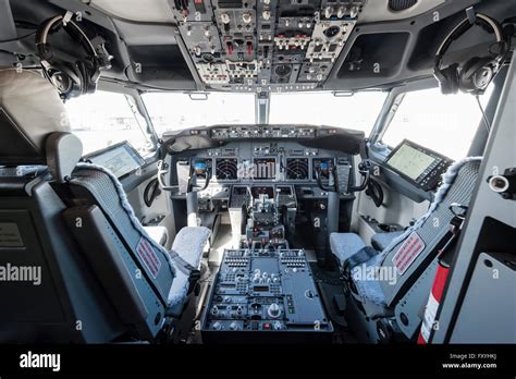 Boeing 737 200 Cockpit