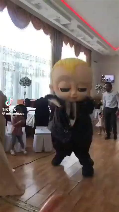 Patron Bebek Kostümlü Adam Katula Katula Oynuyor Rbbaasho