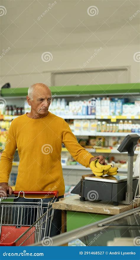 Anciano Pesando Plátanos A Escala De Supermercado Senor Comprando Alimentos Comprando Frutas En