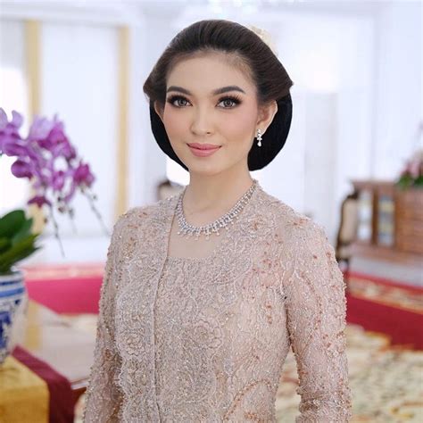 7 Potret Selvi Ananda Istri Gibran Wajah Glowing Di Pernikahan Kaesang Curi Perhatian Foto 1