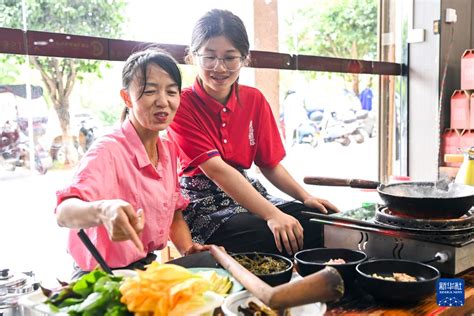 温度丨全网追的 扁担女孩”，找到了！ 光明网