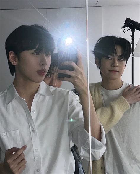 我超想尖叫 林子宸寶寶你太萌了🤲🏻🩵 後面還躲一隻小可愛 林恩恩超帥 三隻都要誇 看到這張照片我真的超開心！！！