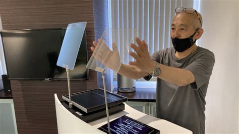 スピーチする人が見ている透明な板「プロンプター」を体験してきた デイリーポータルz