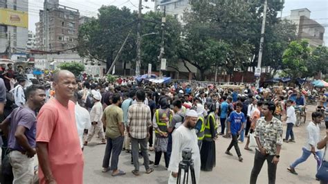 নতুন বাজার এলাকায় শিক্ষার্থীদের আন্দোলনে দুর্ভোগে মানুষ দৈনিক আজকের