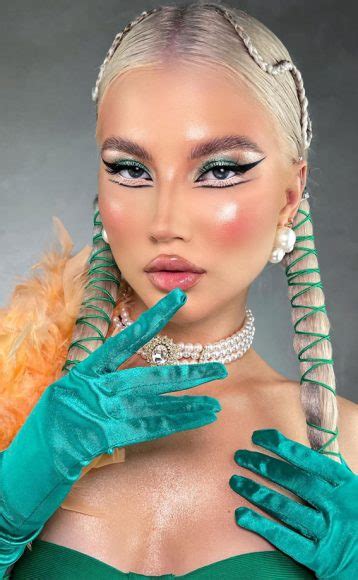 22 Glam Festive Season Makeup Ideas Green Eyeshadow Playful Graphic Lines