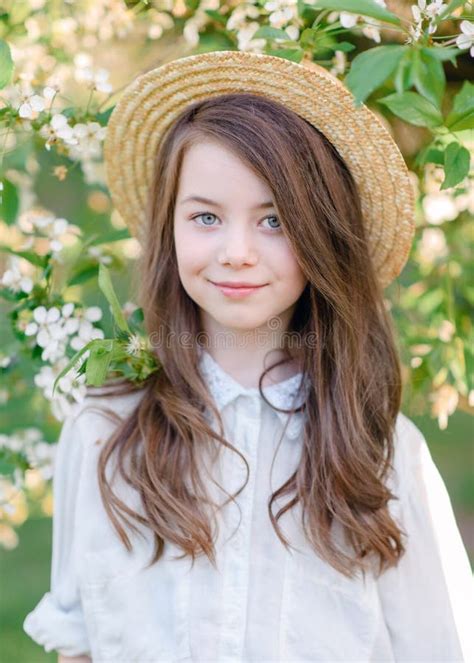 Retrato Da Menina Ao Ar Livre Imagem De Stock Imagem De Felicidade