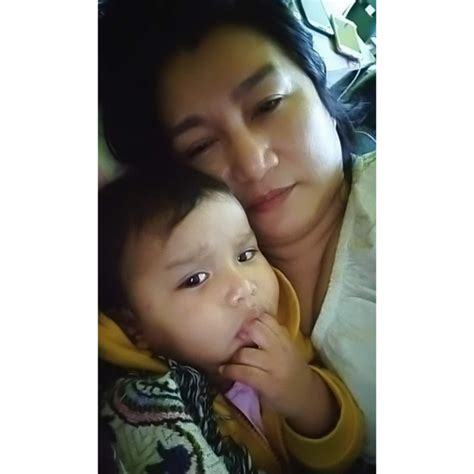 ဖွားဖွားအိမ်ကိုသွားရလို့ ပြုံးရယ်နေတဲ့ ချစ်သမီးလေးကို မွှေးမွှေးပေးရင်း