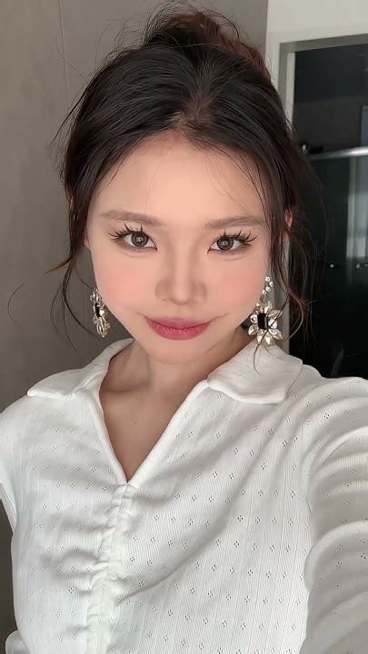 老婆们新年快乐！！ 妆前妆后 换头了换头了 美妆模范生 新年甜妹看我的 过年妆 Youtube