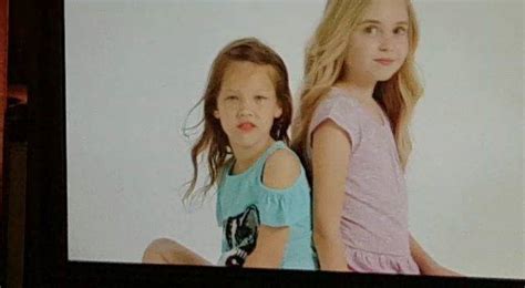 מצאתי בזכרון של הטלפון שלי את המאחורי הקלעים שצילמתי פעם כאשר אמילי הצטלמה לחברת בגדים Hando H