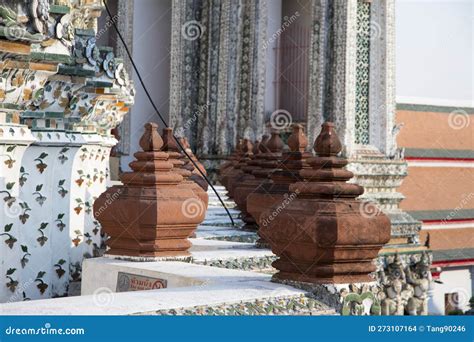 Elementos Decorativos En La Fachada Del Templo Wat Arun Del Amanecer En